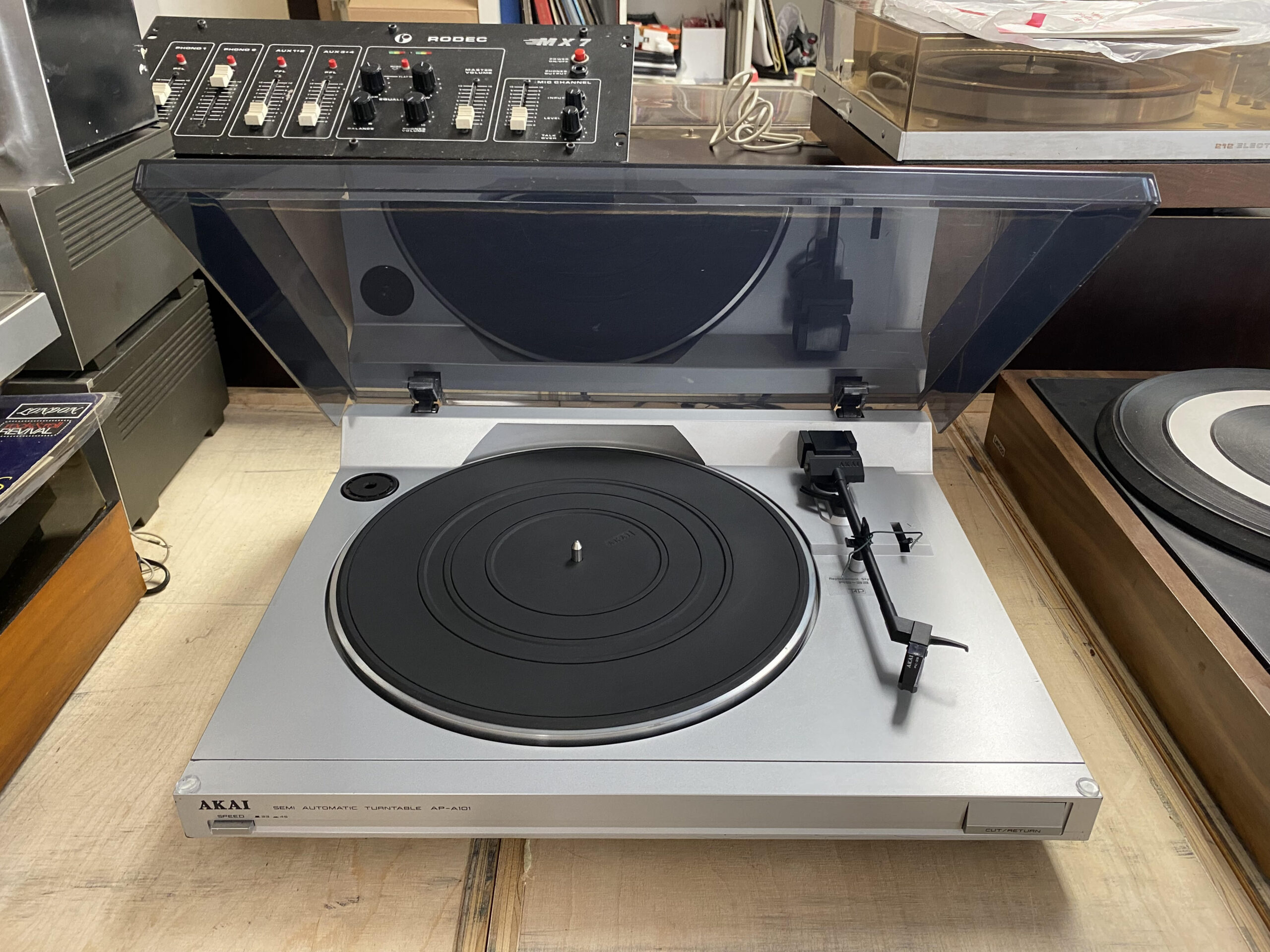 Akai AP-A101 Belt-Drive Semi-Automatic Turntable – Doogan records